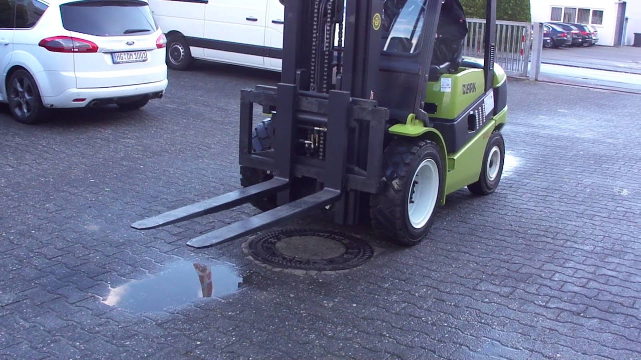 Clark Stapler 3,0to Diesel - YouTube