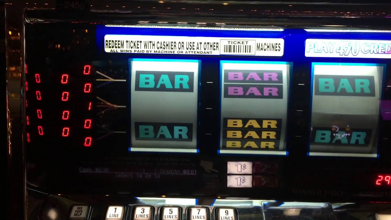 Playing in Slot Machine on Four Queens Hotel and Casino - YouTube