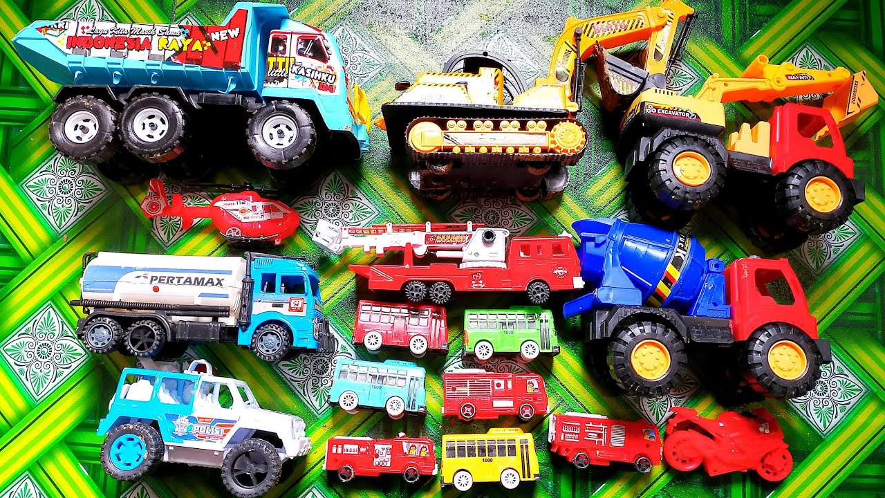 Menemukan mainan mobil polisi, tayo, truk molen, ekskavator, motor gede ...