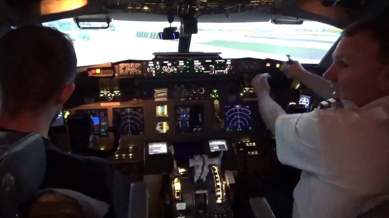 Flight Deck Experience Manchester - YouTube