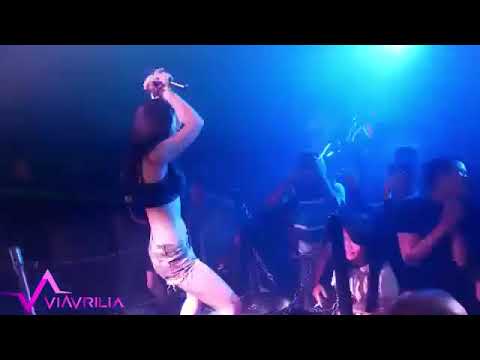PERFORM DJ AVRILIA BUKA BAJU SAMPE KELIATAN TITITNYA