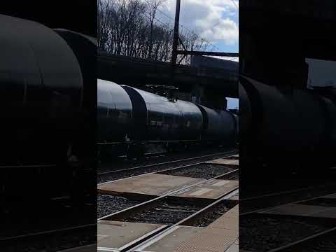 CSX SD70MAC 4725 AND CSX 3285 ET44AH - YouTube