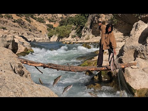 🔥 İnanılmaz! Cesur Genç Kız Azgın Dağ Nehrinde Tek Başına Balık Avlıyor🎣🌊