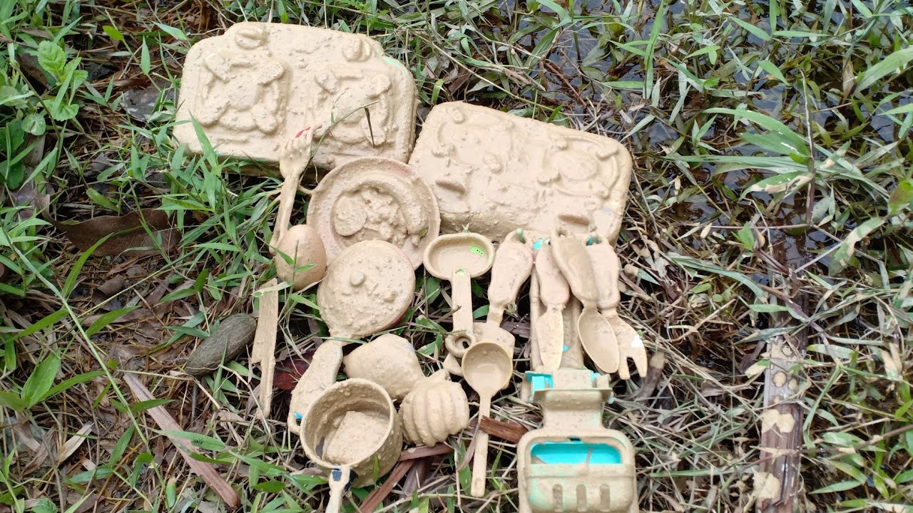 Membersihkan Mainan Masak-masakan kompor, panci, wajan, sendok, garpu ...