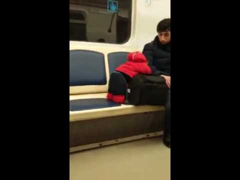 Baki metrosunda cox maraqli hadise. Meymun insanlarla oynayir