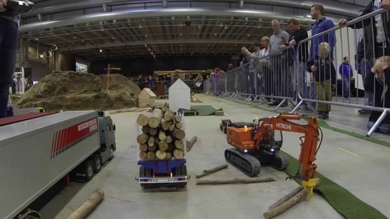 Oslo Motorshow 2014 - R/C excavator loading logs - YouTube