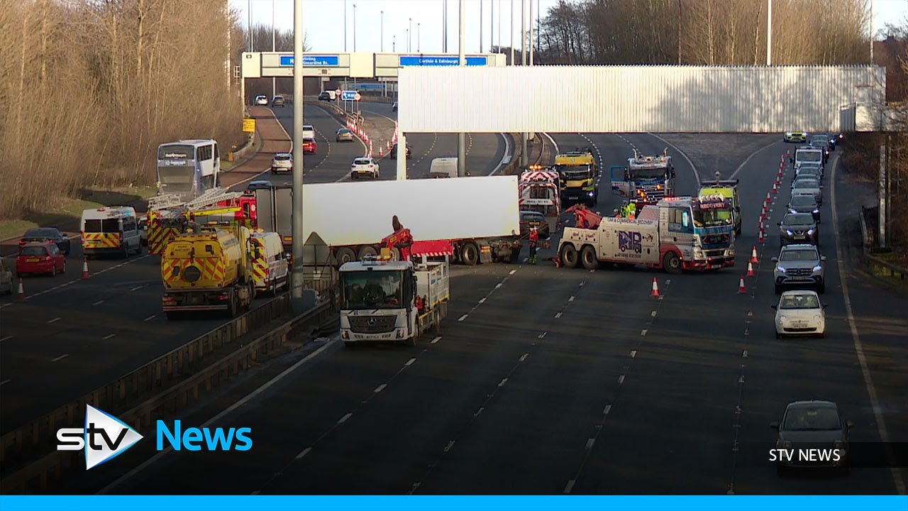 Stretch of M8 closed in both directions as lorry crash shuts motorway ...