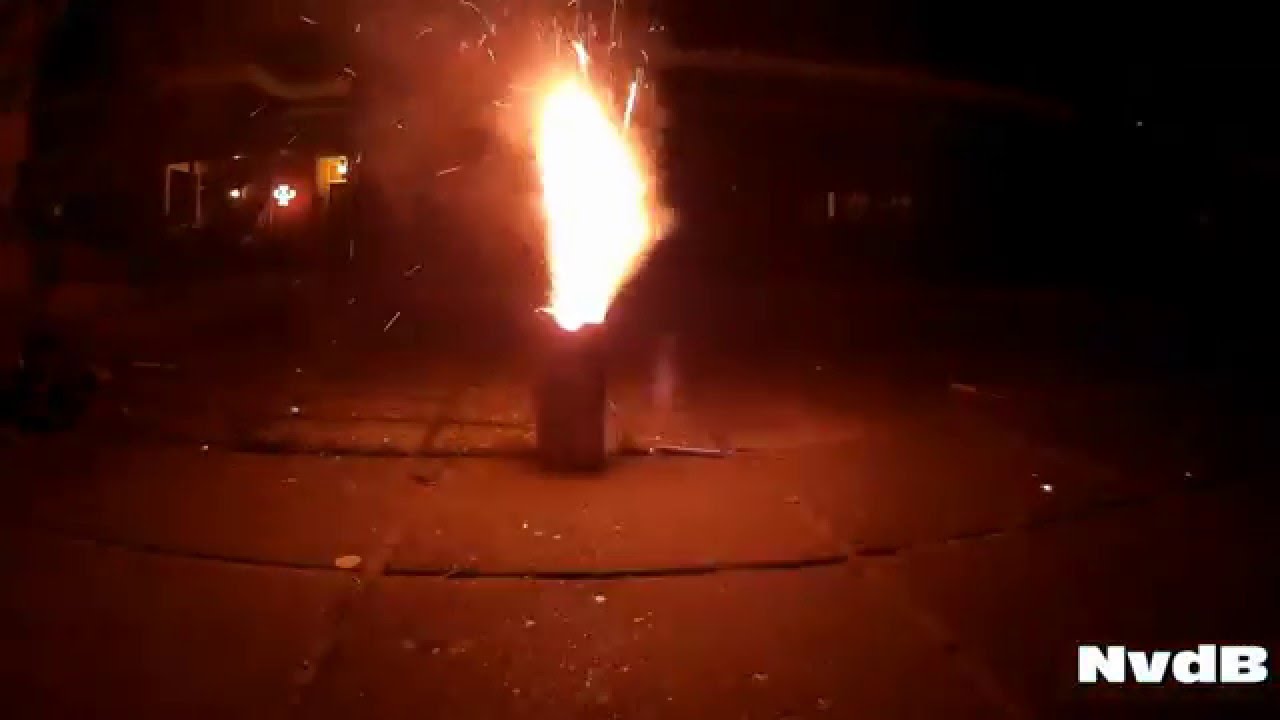 Categorie 1 vuurwerk ''Gillende keukenmeiden'' Pyro Magic pakket Broekhoff Vuurwerk - YouTube
