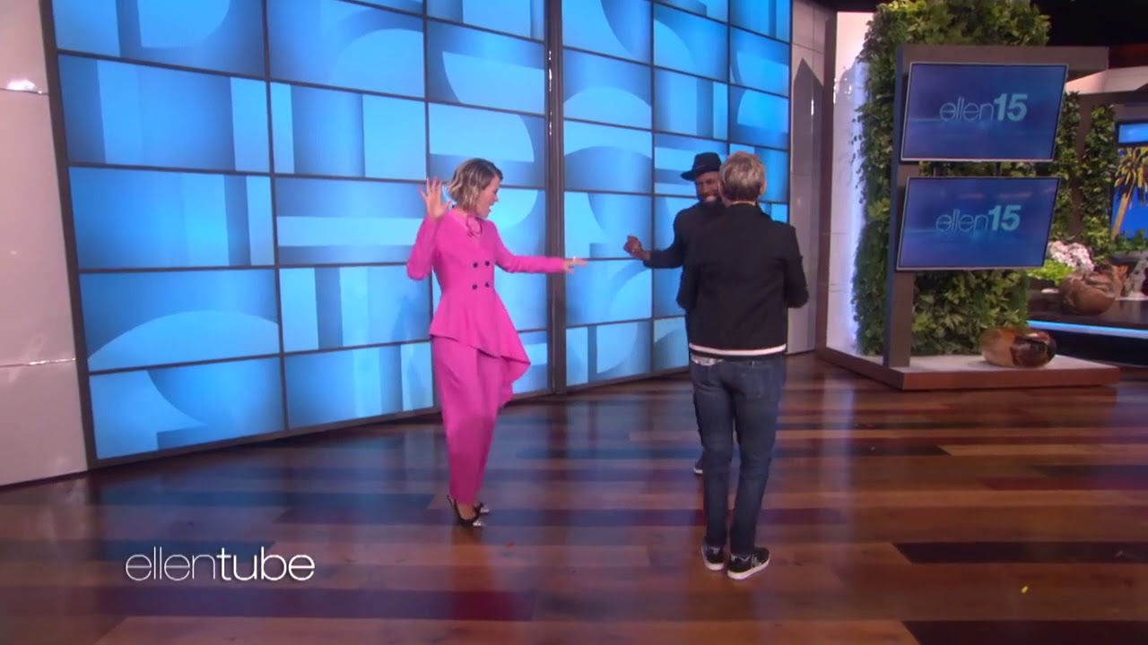 Sarah Paulson dancing to the American Horror Story theme song - YouTube