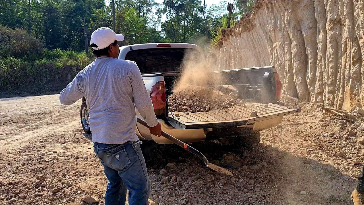 Llevamos 2 Pick Up de Tierra Para Rellenar la Casa de Doña Rebeca - YouTube