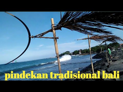 jejeran pindekan bali dengan latar belakang deburan ombak pantai ...
