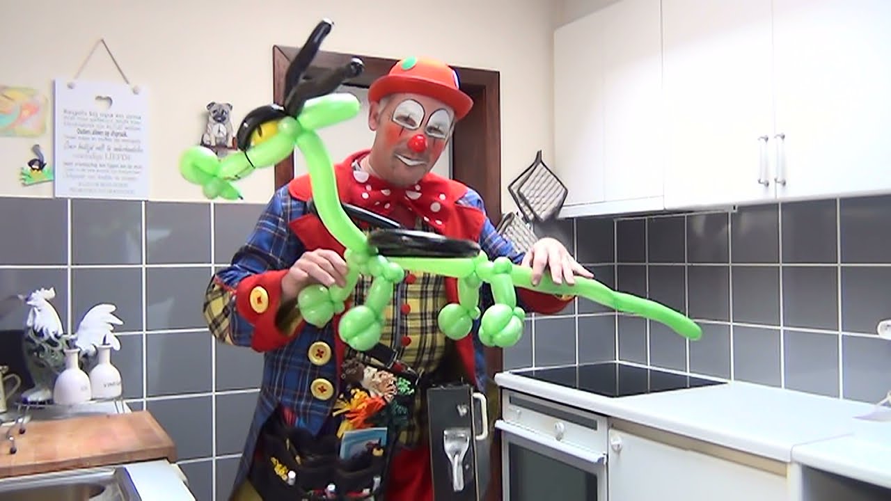 How to make a balloon dragon Part 1 the head - YouTube