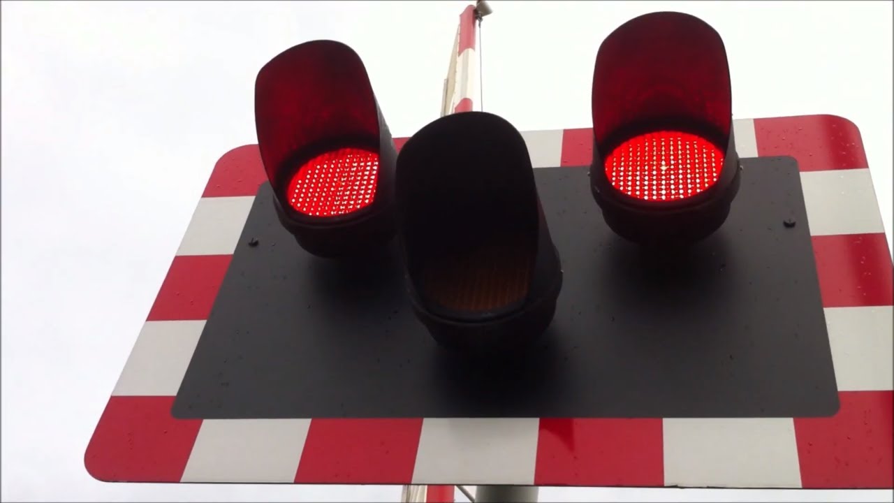 Goole Station Level Crossing *3 TRAINS IN 30 MINS* - YouTube