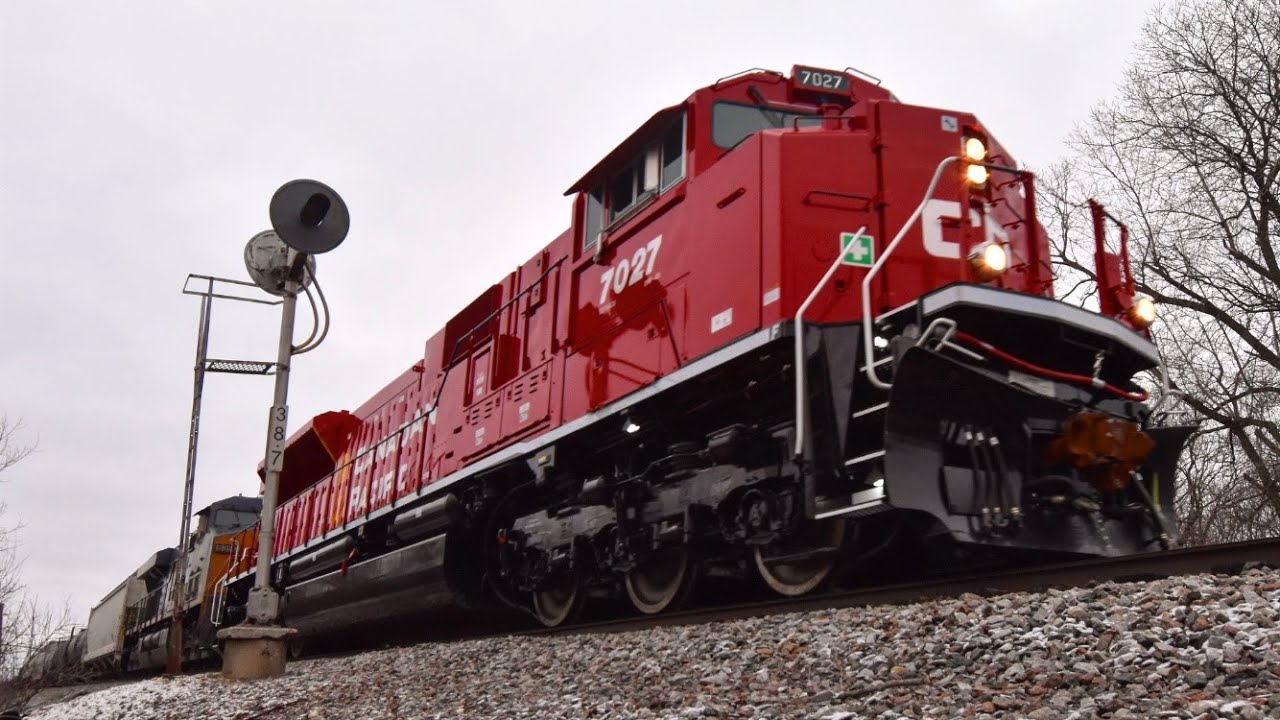CP 7027 leads 286 through Gurnee, IL on its First Revenue run! 1/4/20 - YouTube