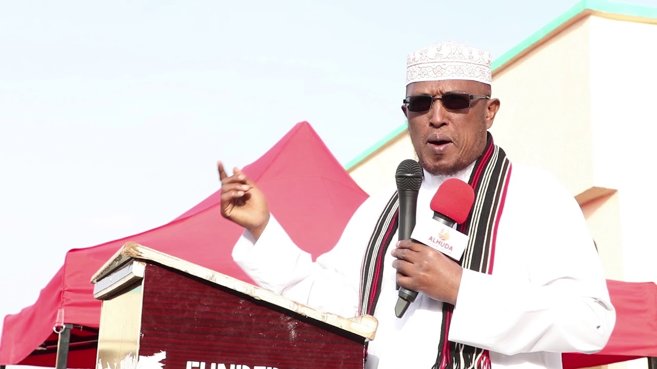 Sheekh Maxamed Sh Cumar Dirir Oo Kalmad U Jeediyay Ardayda Dugsiga Sare ...