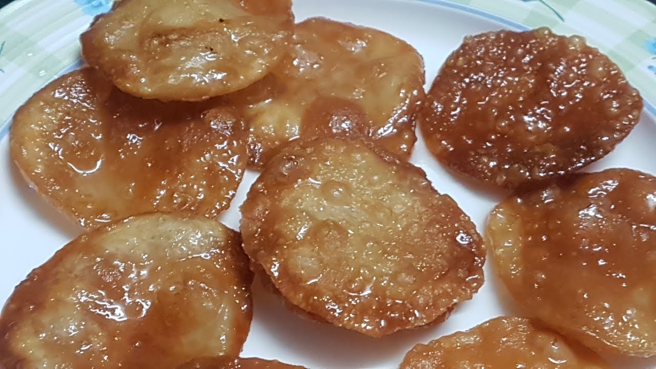 Sweet Puri Recipe for Sweet Lovers || Pakatlya Sudharasatil Purya ...