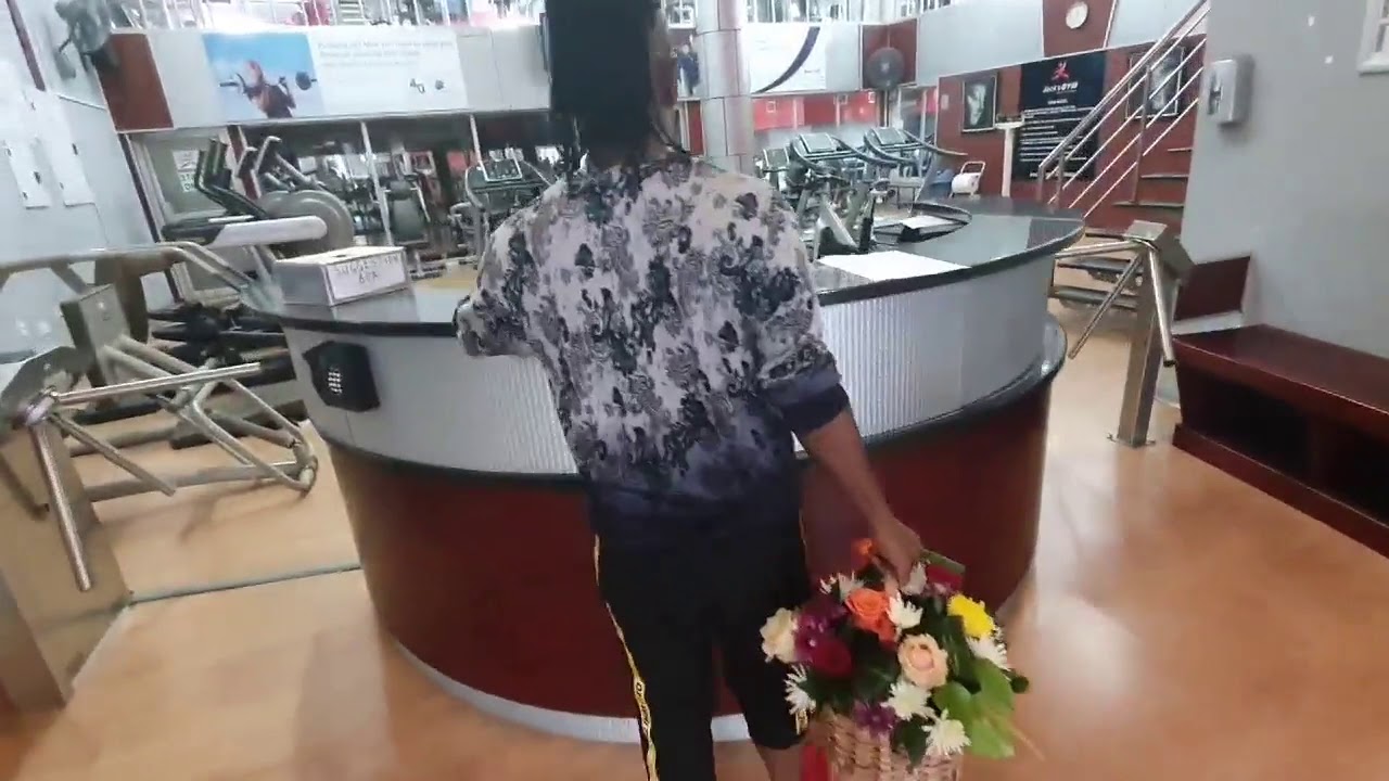 Vee mampeezy delivered flowers for his wife Kagiso sento for no reason ...