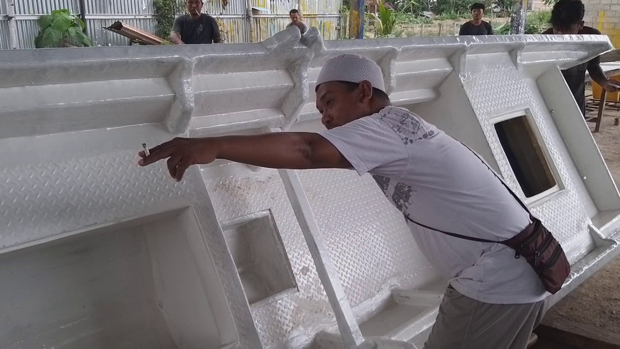 Pembuatan perahu fiber buat mancing ikan TUNA - YouTube