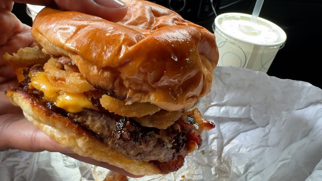 Trying a PERFECT SCORE Burger! 5 out of 5 STARS?! IMPOSSIBLE!!! - YouTube