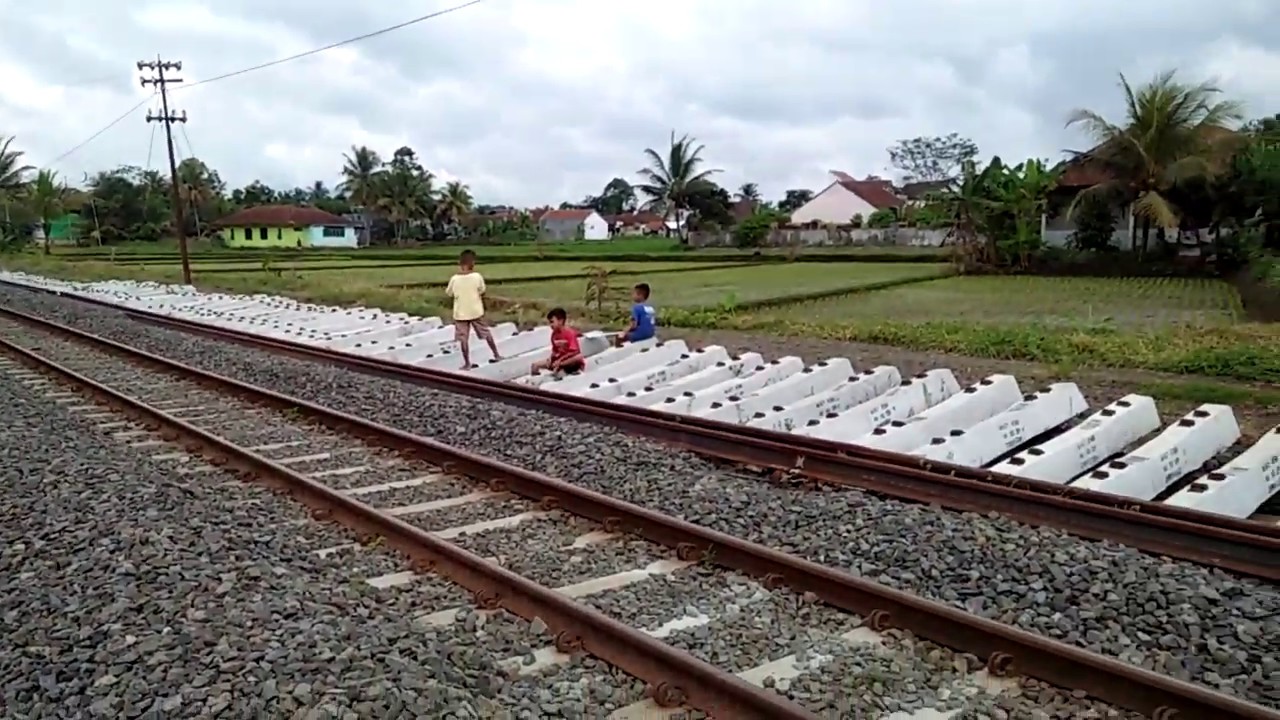 Bantalan dan Rel KA sudah di sebar || Persiapan Track Laying dari R42 ...