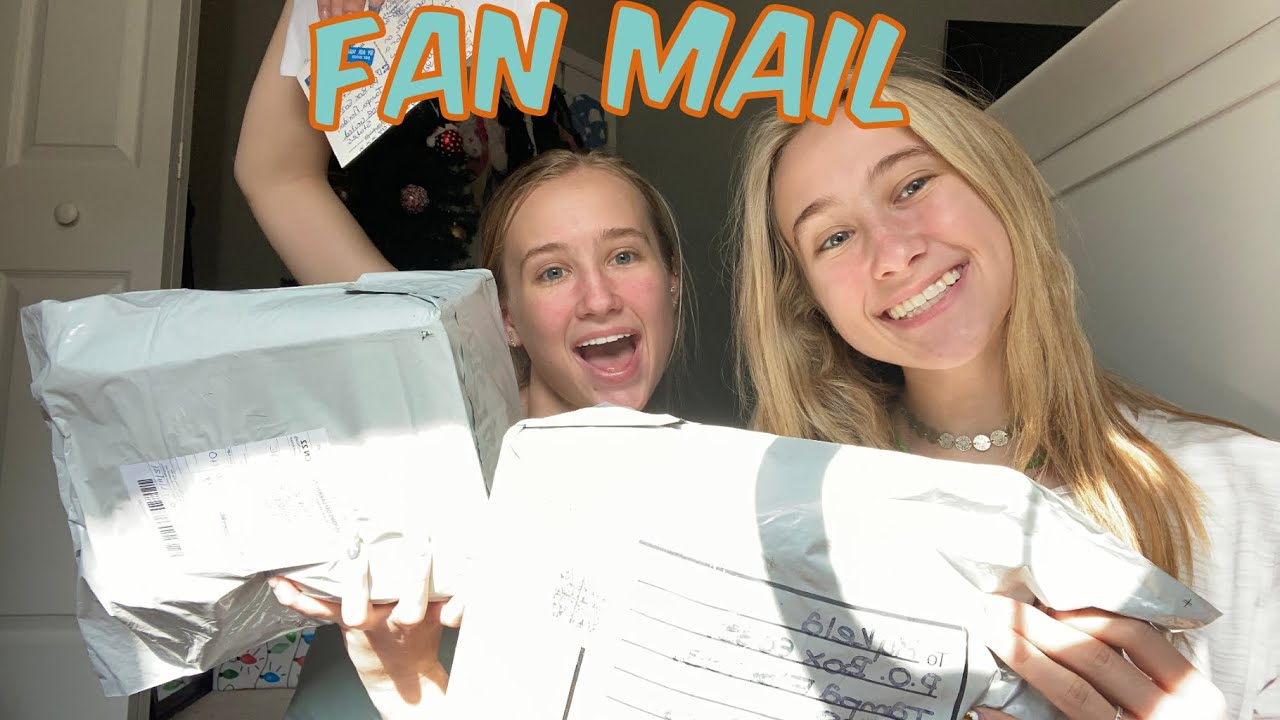OPENING FAN MAIL!! VLOGMAS DAY 11 - YouTube