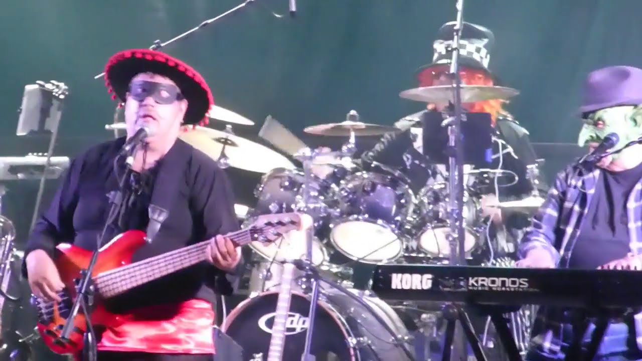 BlueStone Ivory Hold On I'm Coming Halloween at Coney 2017 - YouTube