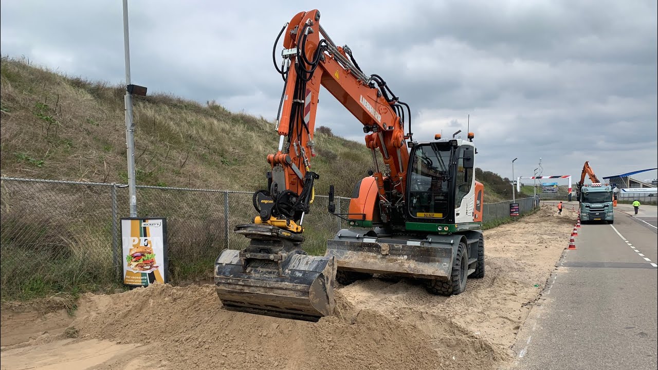 Cunet uitgraven #26 - Liebherr 914 Compact met Engcon draaikantelstuk ...