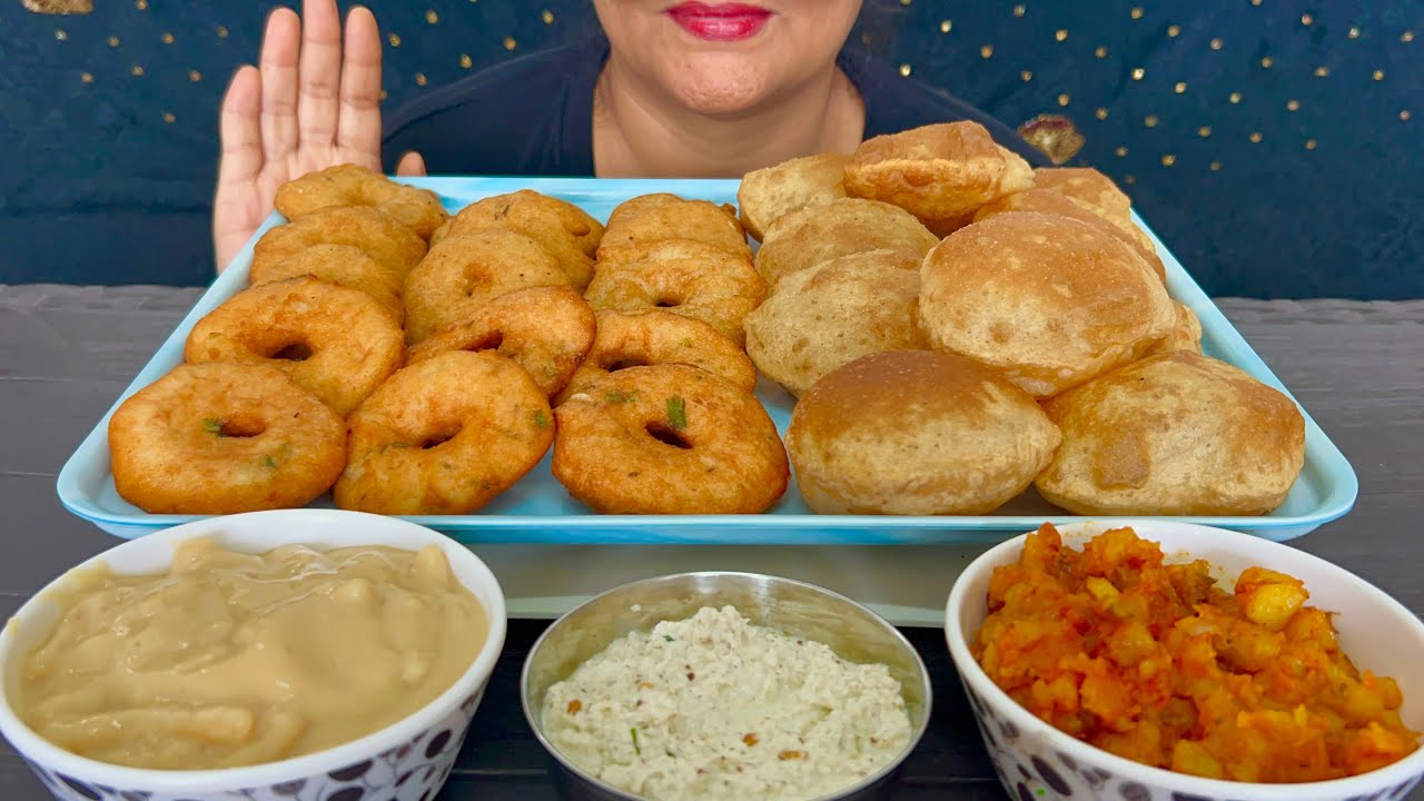 Eating plain vada&onion vada with coconut🥥 chutney,poori with aloo ...