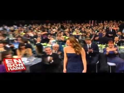 Jennifer Lawrence'tan Ödül törenine damga vuran frikik