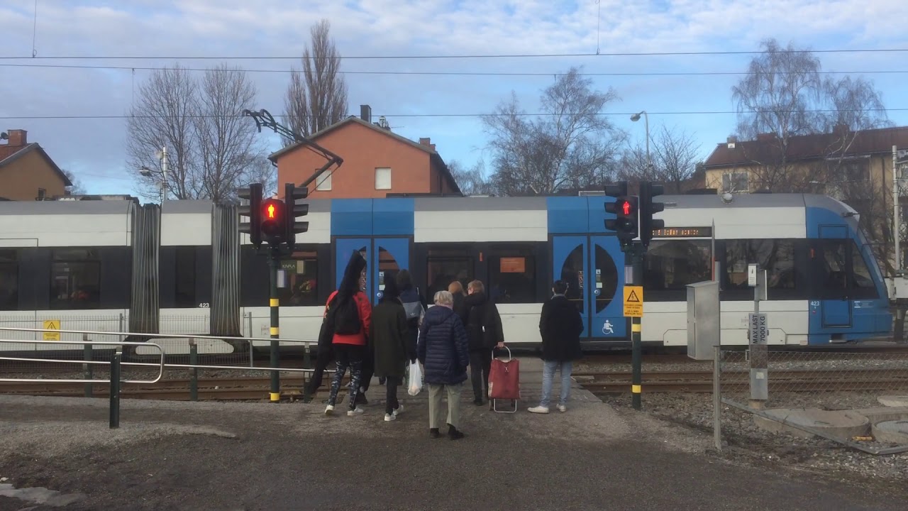 Spårvägskorsning Årstafältets hållplats / Swedish light rail level ...