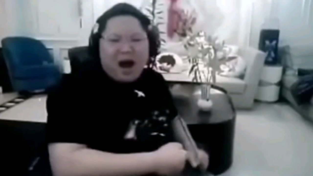 【PDD】当PDD无法通过氪金获得游戏道具，急到狂拍桌子 - YouTube