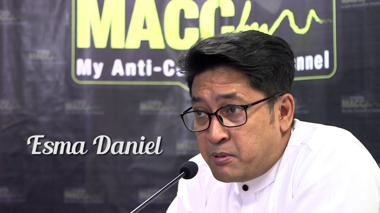 Esma Daniel di MACCfm - YouTube