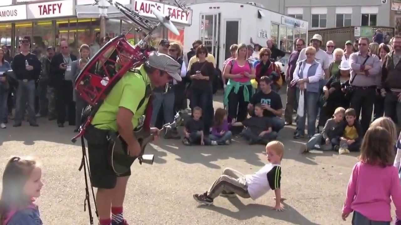 Here are more kids dancing to the one man band Bandaloni! - YouTube