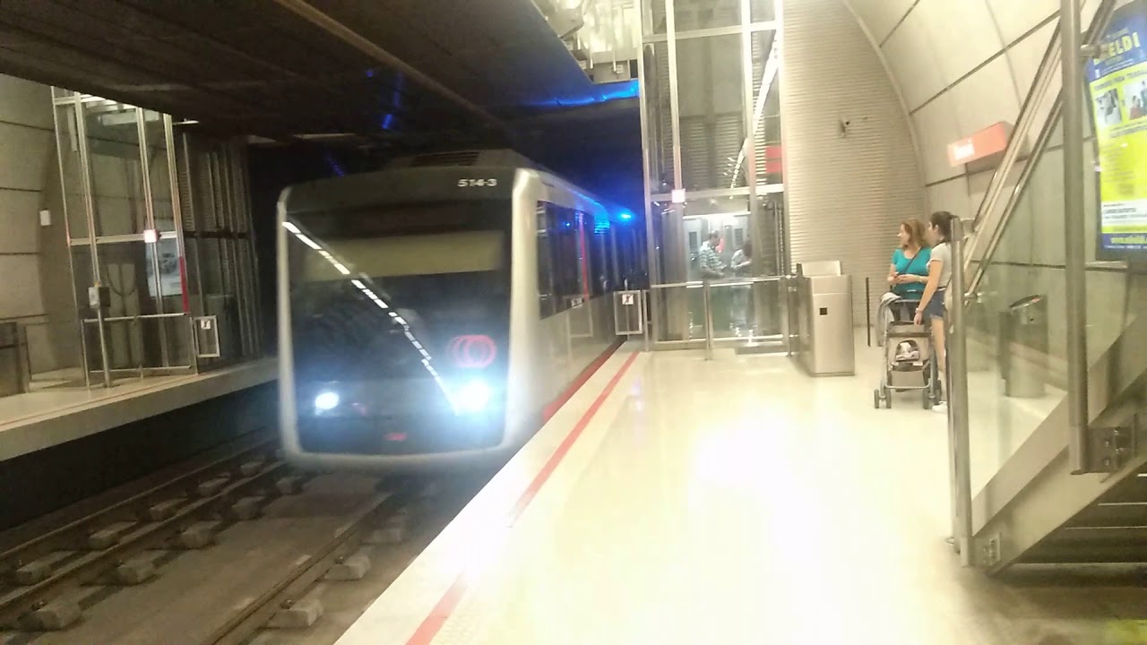 Metro de Bilbao - Unidad serie 500 entrando en Basauri desde Fondo de ...