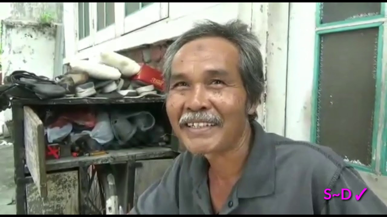 Pak haji yg dermawan. Membantu saudara sesama - YouTube