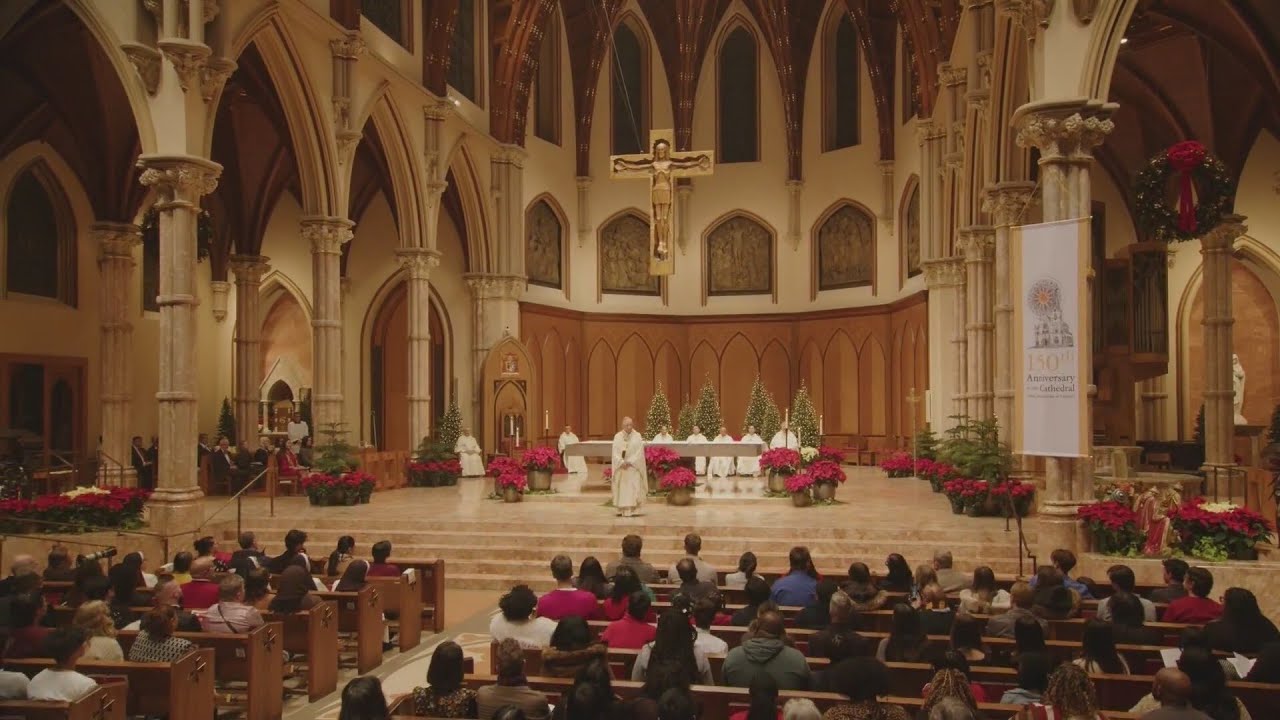 Chicagoans gather for Midnight Mass at Holy Name Cathedral - YouTube