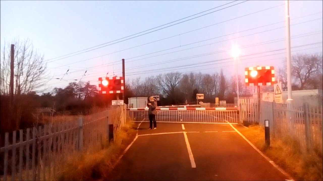 Lolham Level Crossing 07/01/18 - YouTube