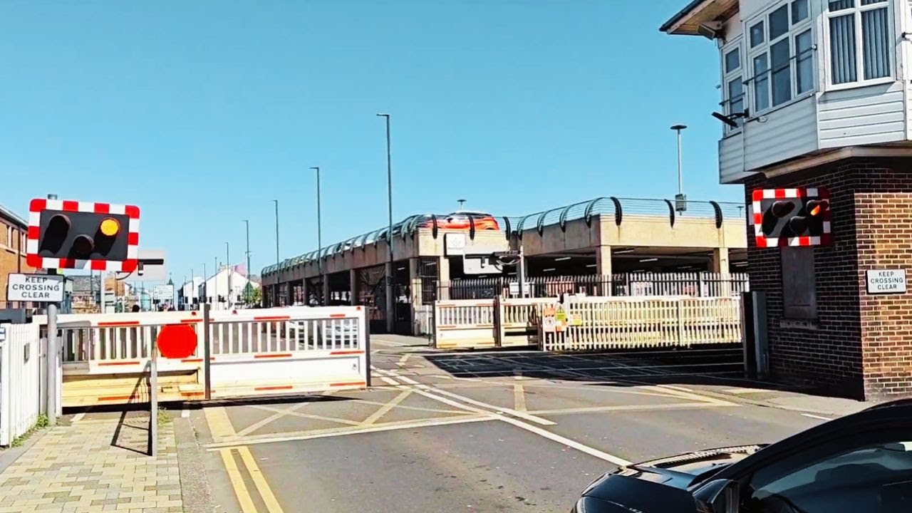 Redcar Central Level Crossing, North Yorkshire - YouTube