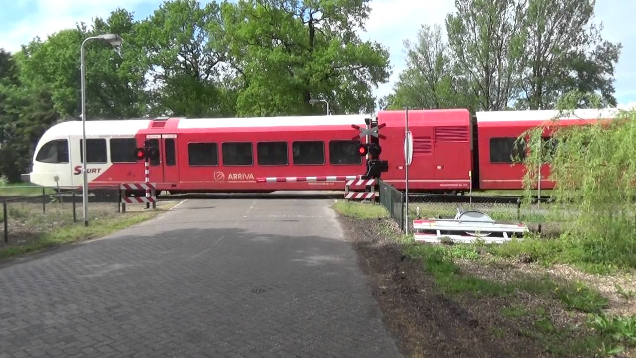 Spoorwegovergang Slachtedijk in Hurdegaryp (1) - YouTube