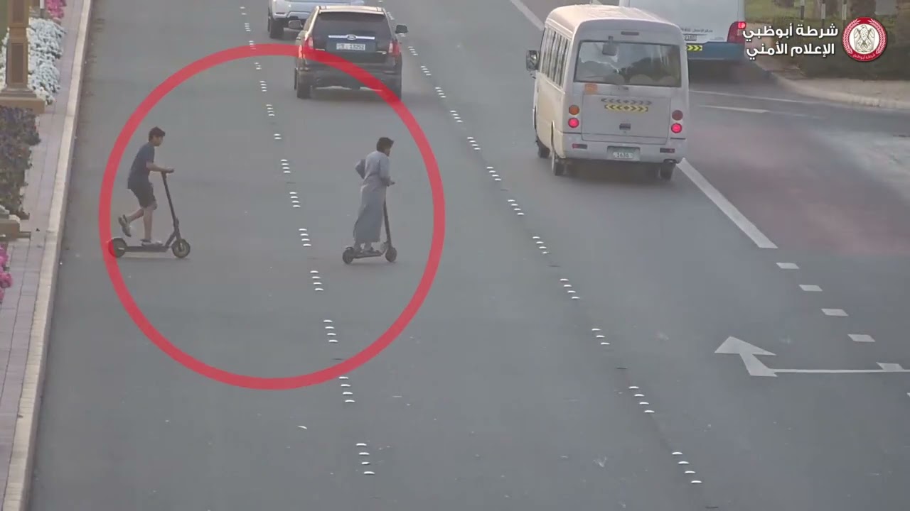 بثت شرطة أبوظبي فيديو لخطورة عبور المشاه للطريق من الأماكن غير المخصصة