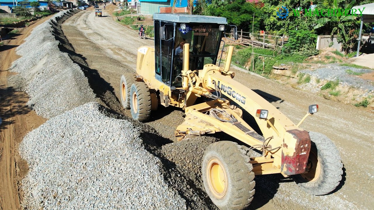Best Attention Operator Grader Spreading Gravel Techniques Skills ...