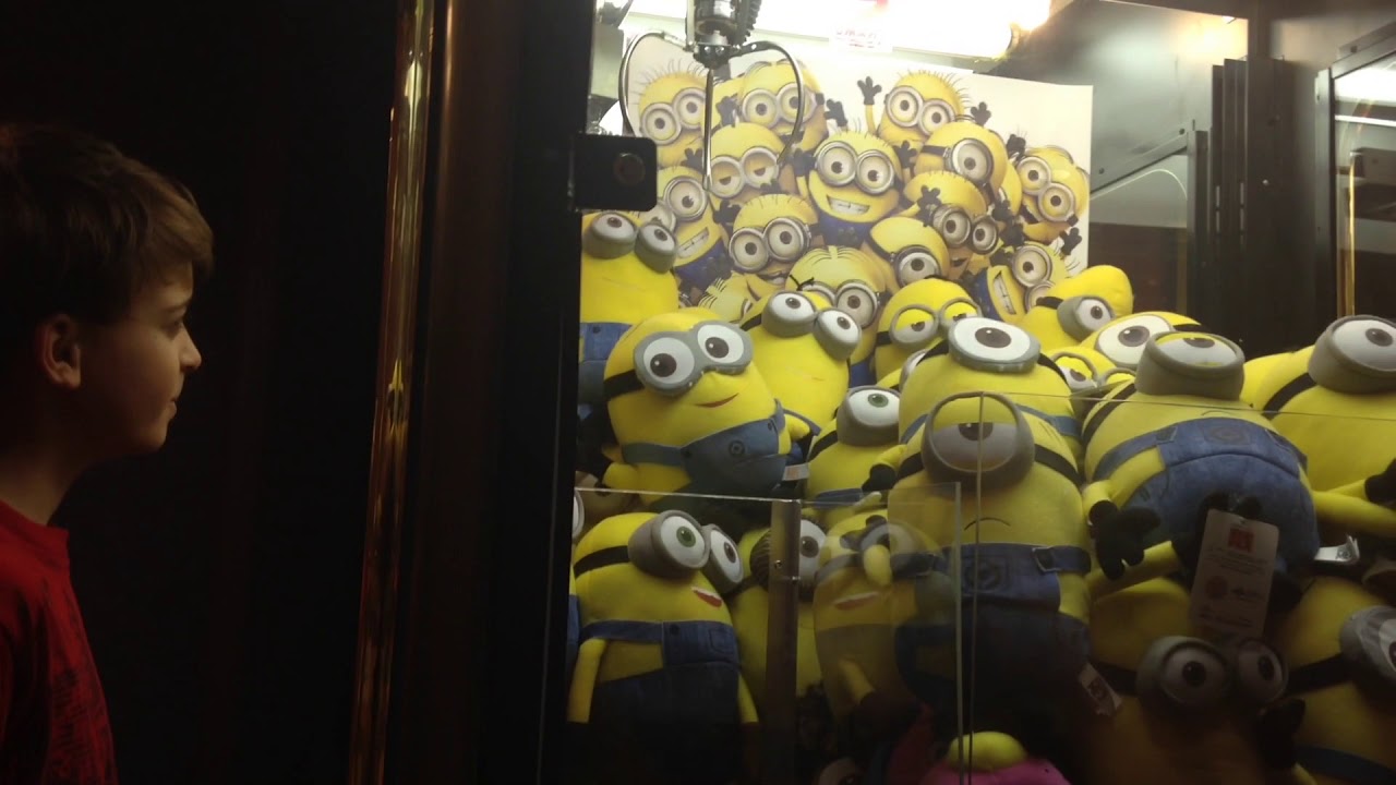 Claw Machine Fun! #18 ~ Despicable Me 3 ~ Movie theater Arcade ~ Air ...