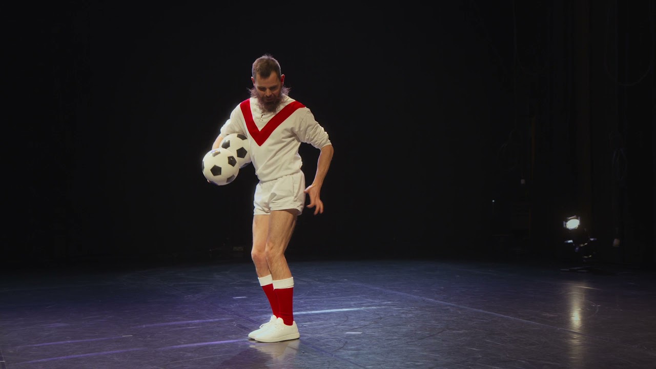 Cirkon Elämyspalvelu: Simon Llewellyn – Football Juggler - YouTube