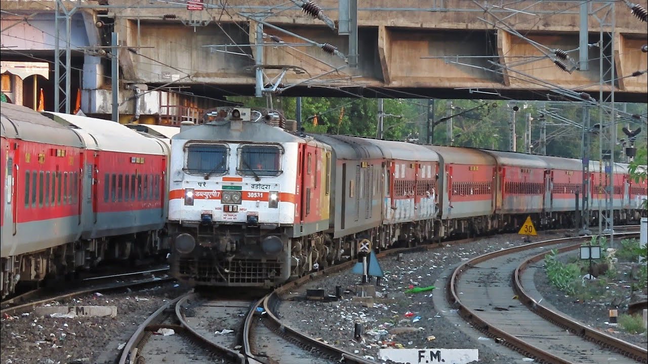 Punjab Mail Crossing Tulsi Express At Itarsi Hanuman Dham At Beautiful ...