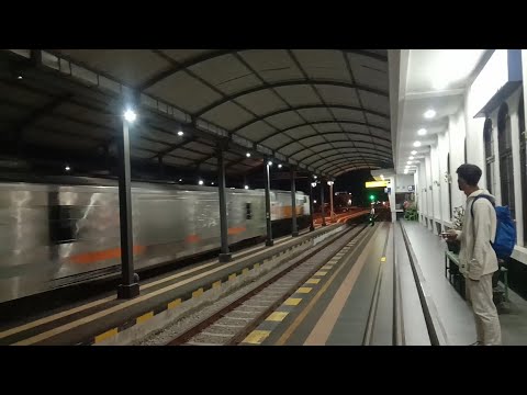 Kereta Api Turangga berjalan langsung di Jalur 2 Stasiun Ngawi - YouTube