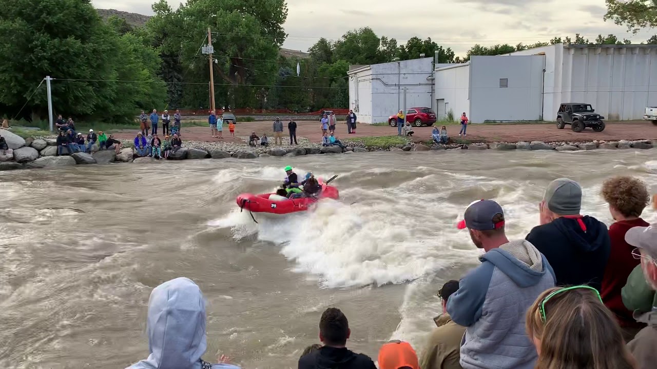 Whitewater raft rodeo - YouTube