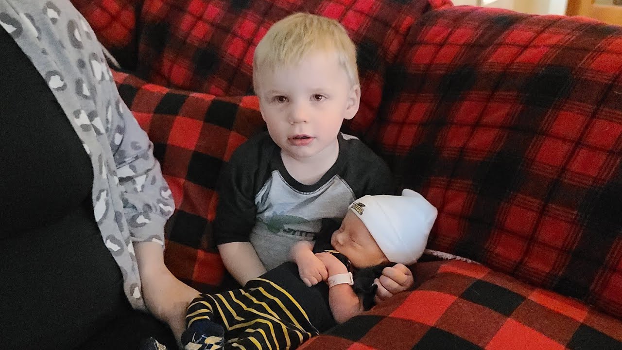 Cutest Thing Ever! Sawyer Meets His Little Brother Knox For the First ...