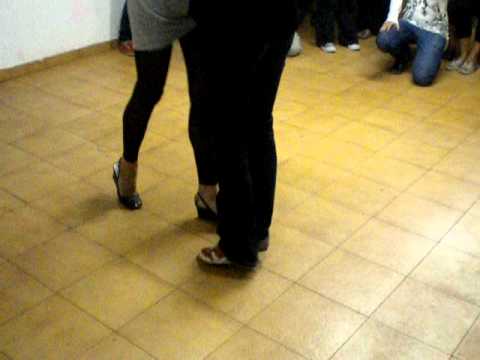Anto y Uxia bailan tango en Islas Cíes - YouTube