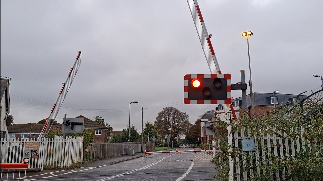 *Hangman* Havant level crossing - YouTube