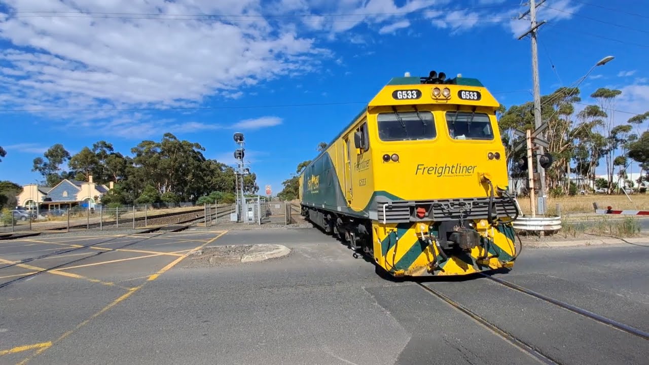 G533 D788 Light Loco At Lara - YouTube